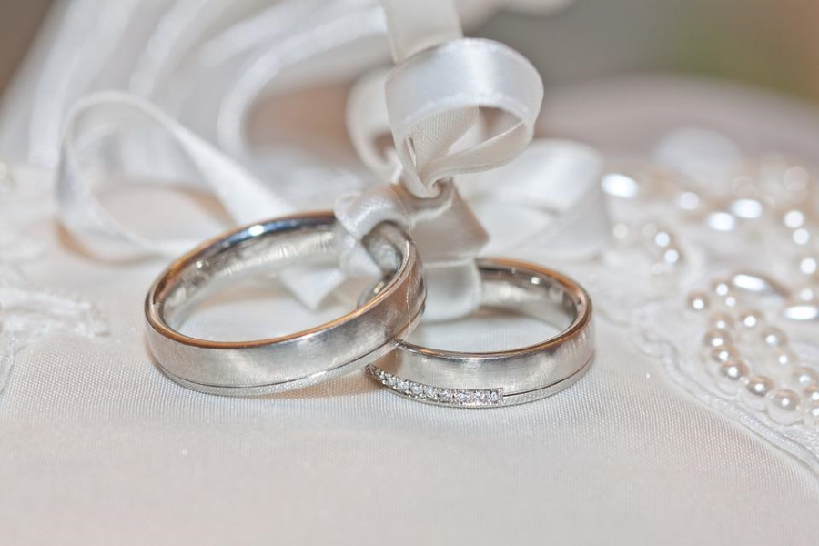 How to Choose the Perfect Wedding Rings for You - Newlyweds on a Budget